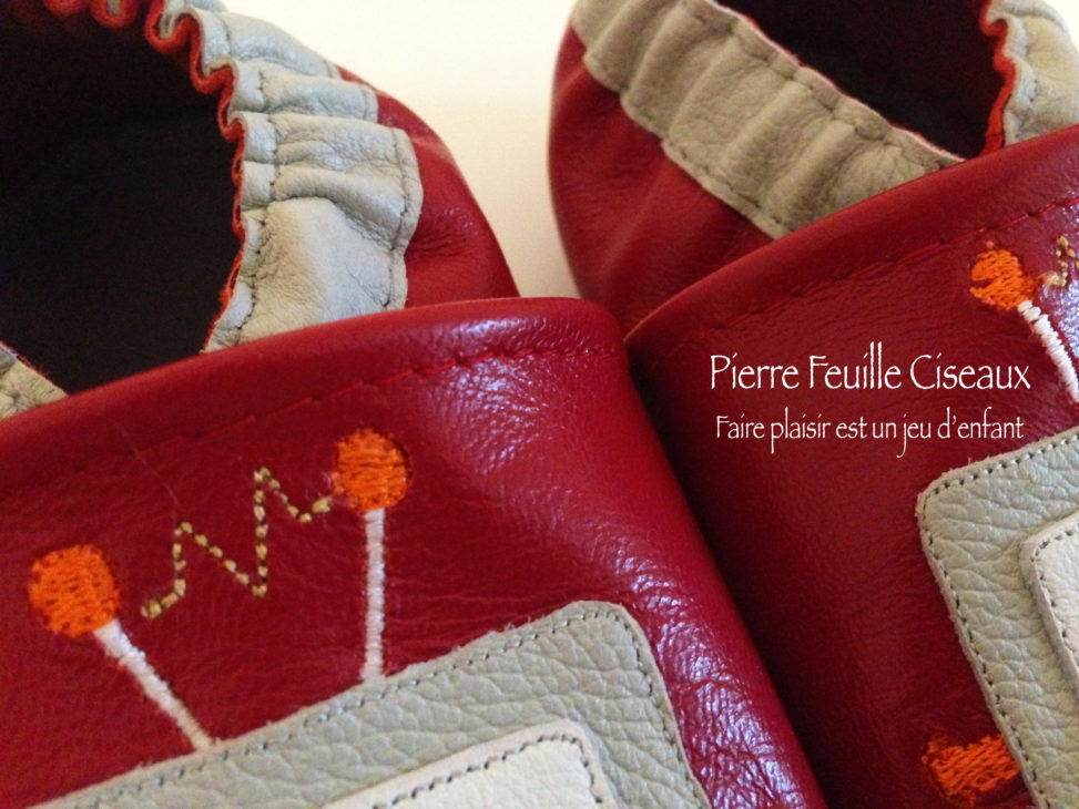 Chaussons en cuir rouges – robot – Pierre Feuille Ciseaux