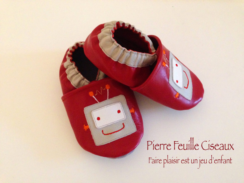 Chaussons en cuir rouges – robot – Pierre Feuille Ciseaux